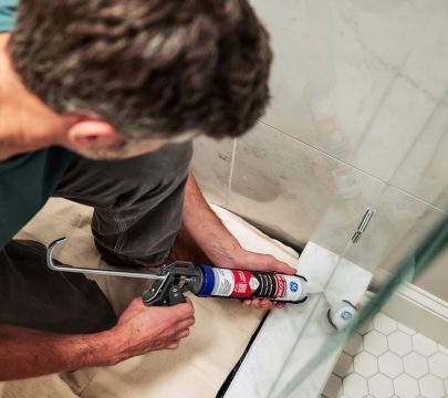 Caulking a bathtub: expert tips for a leak-free finish - GE Sealants